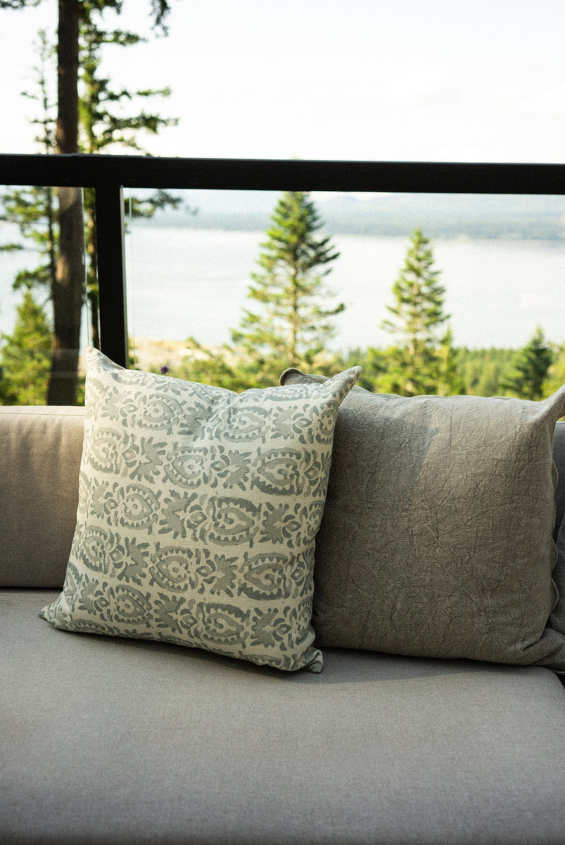 20x20 Scalloped Edge Pillow, Silver Grey – Indaba Home